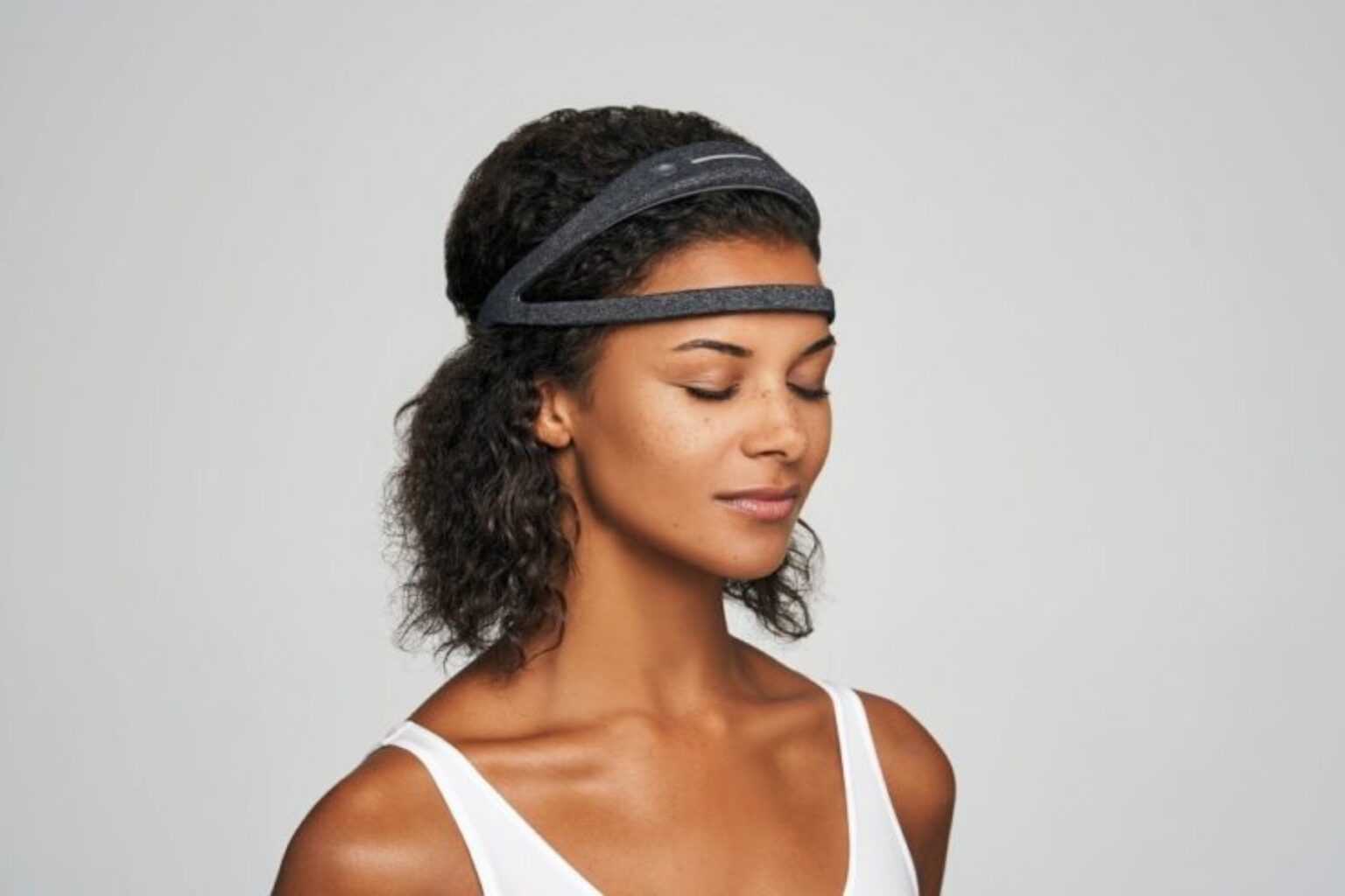 Smart headbands: Μια συσκευή νευροανάδρασης που προωθεί την ηρεμία ...