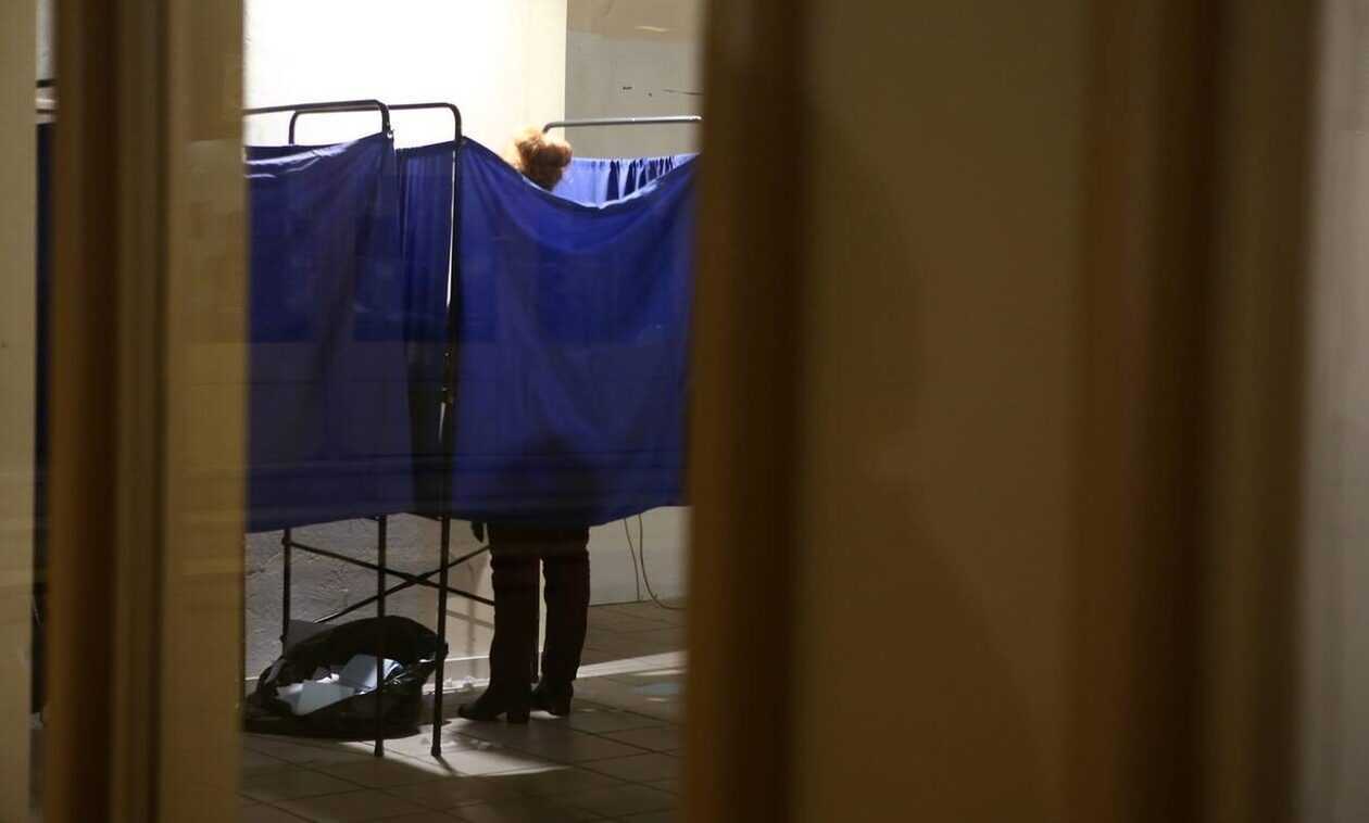 Δημοσκόπηση Marc: Πού διαμορφώνεται η διαφορά ΝΔ και ΣΥΡΙΖΑ μετά το σκάνδαλο των παρακολουθήσεων ...