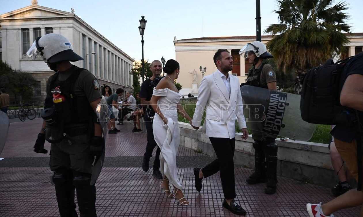 Φωτογράφιση γάμου με… φόντο το πανεκπαιδευτικό συλλαλητήριο και τα ΜΑΤ - Tromaktiko.gr