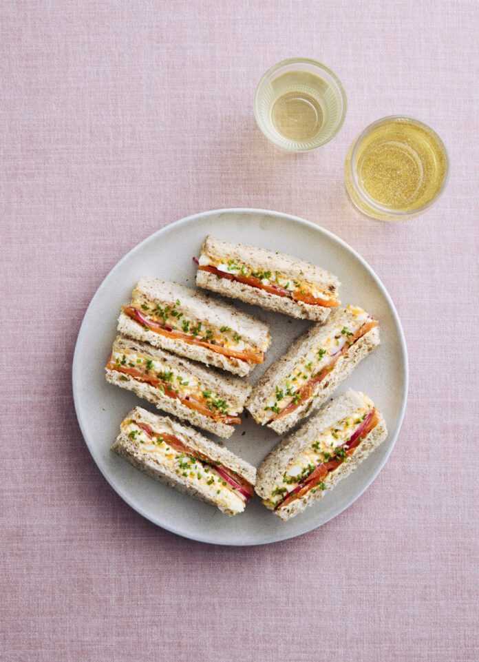Ώρα για σνακ: Sandwich με καπνιστό σολομό με αυγά και μαγιονέζα