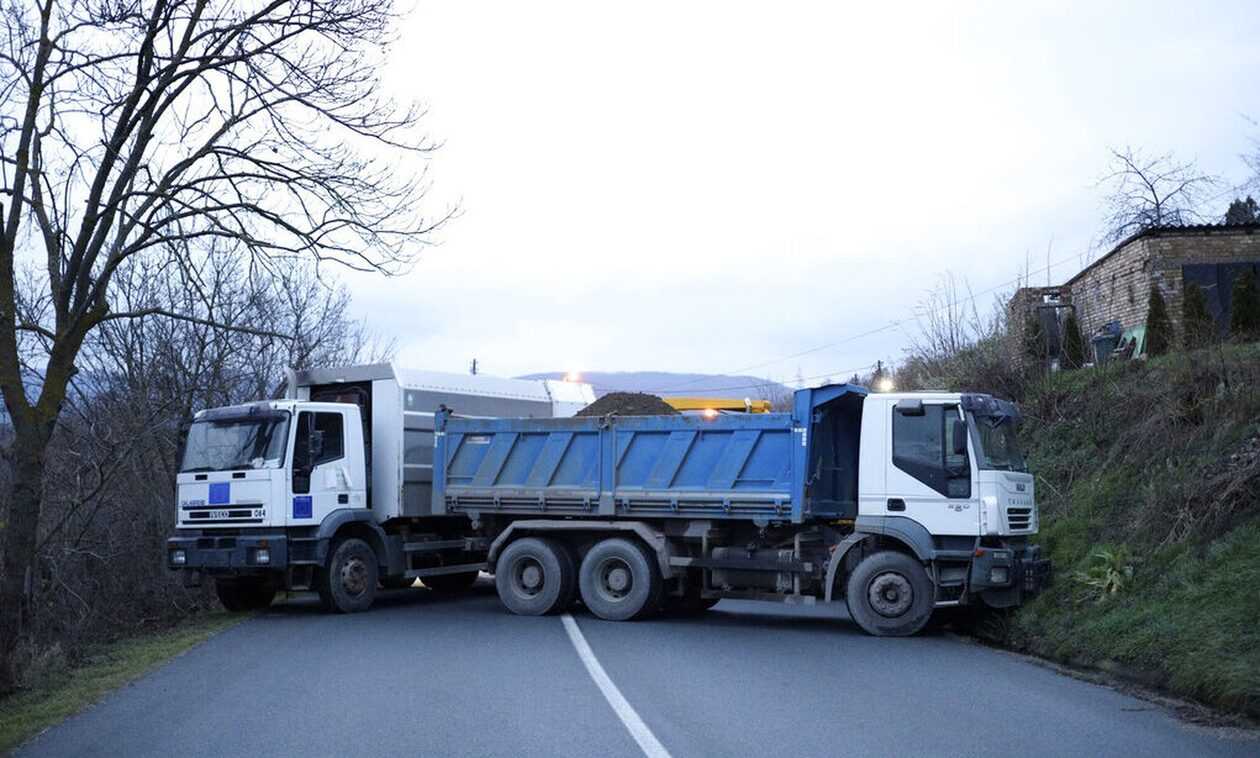 Κόσοβο: Σέρβοι στήνουν οδοφράγματα για να αποκλείσουν την κυκλοφορία - Tromaktiko.gr